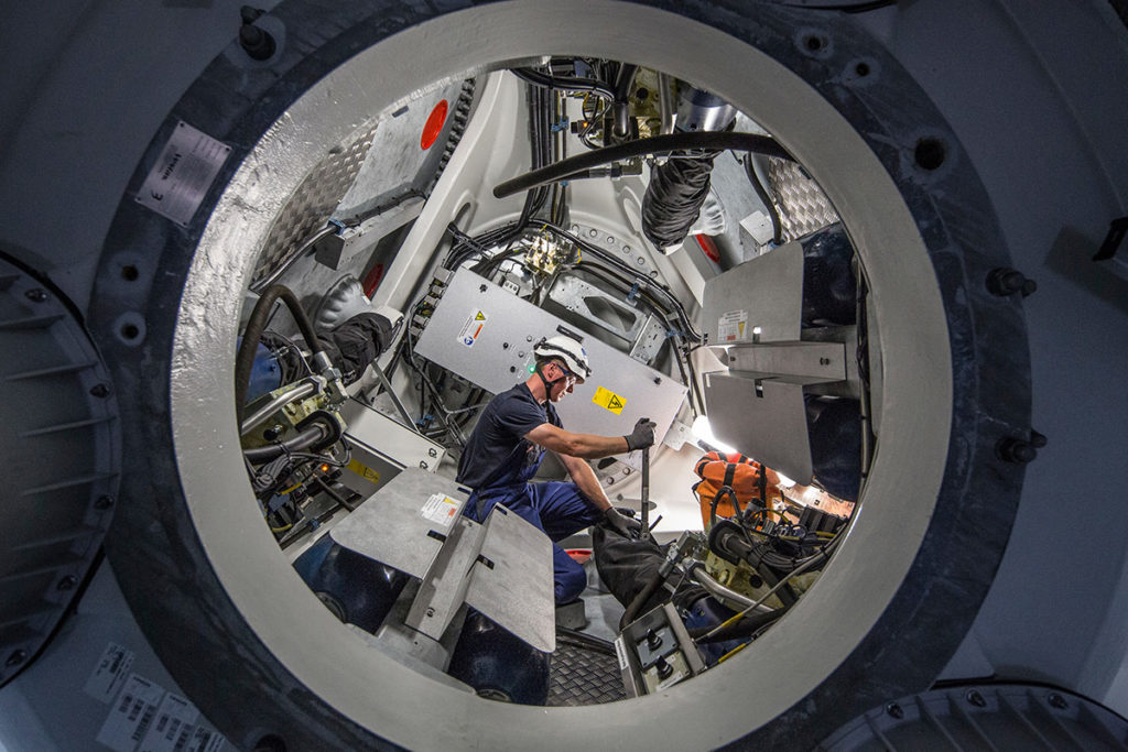 worker-inside-wind-turbine-nacelle | WindEurope worker-inside-wind-turbine-nacelle | WindEurope